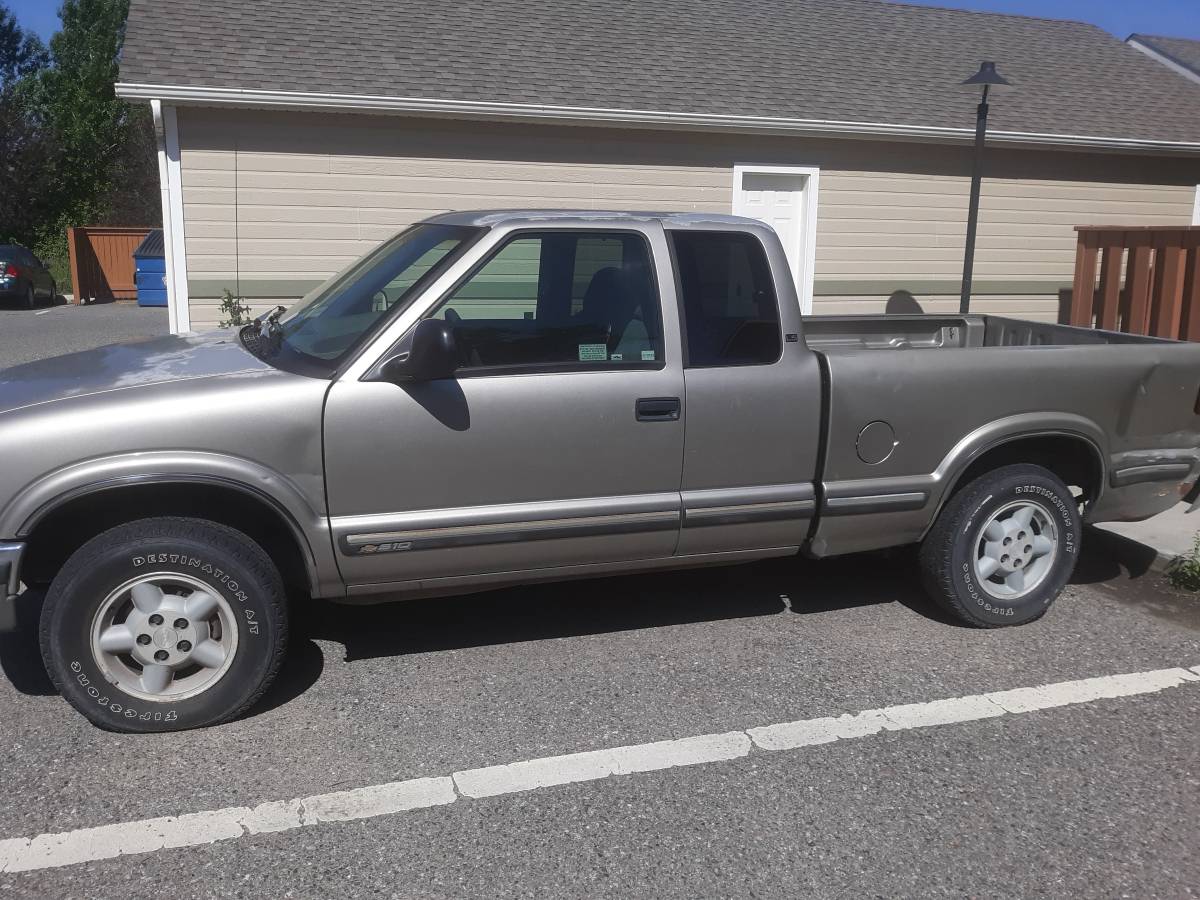 The Trucks of Big Sky Country: 1995 Toyota T100 vs 1998 Chevy S-10 - The Autopian