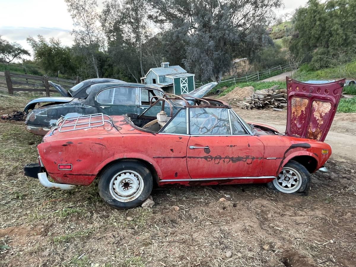 Estate Sale Basket Cases: 1974 Fiat 124 vs 1962 Citroën 2CV - The Autopian