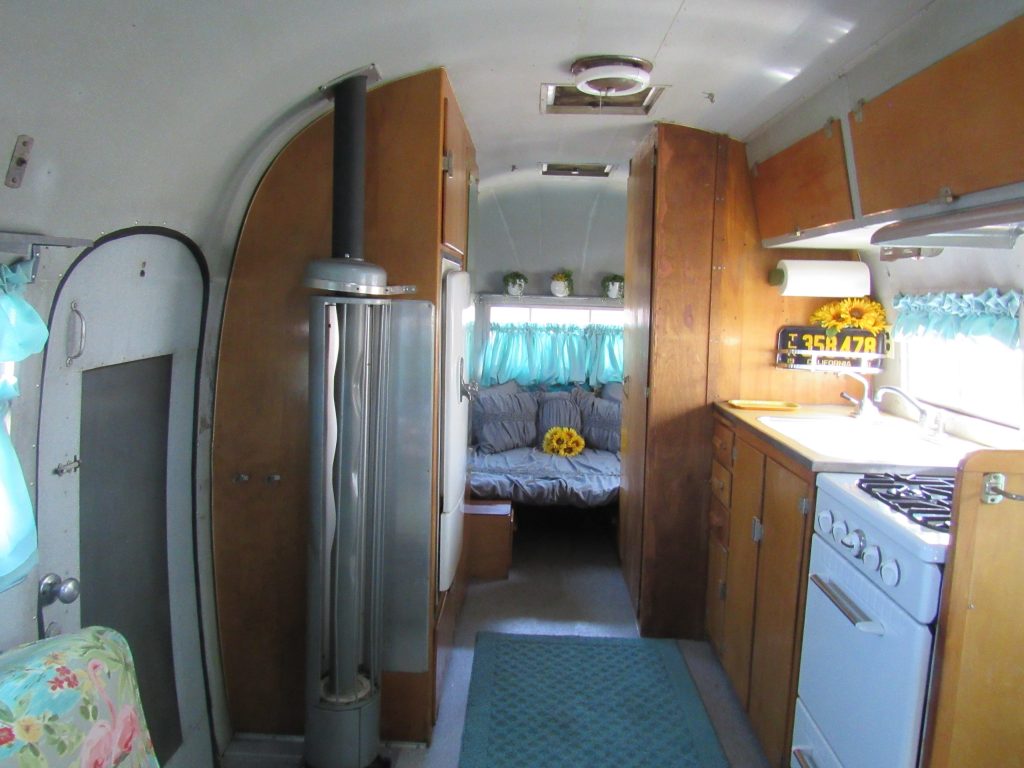An Old Airstream Flying Cloud Is A Camper Built Like A Plane And ...