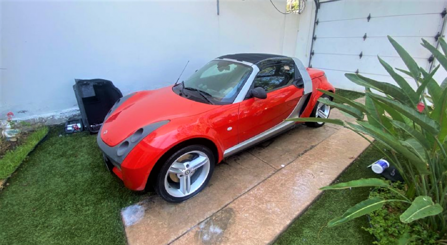 There's A Rare Smart Roadster For Sale Just Across America's Border ...