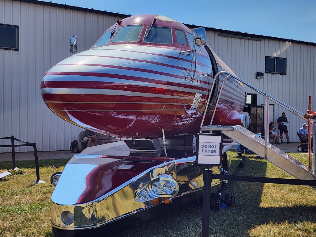 I Toured The RV Made Out Of Elvis' Jet And It's The Best And Worst ...
