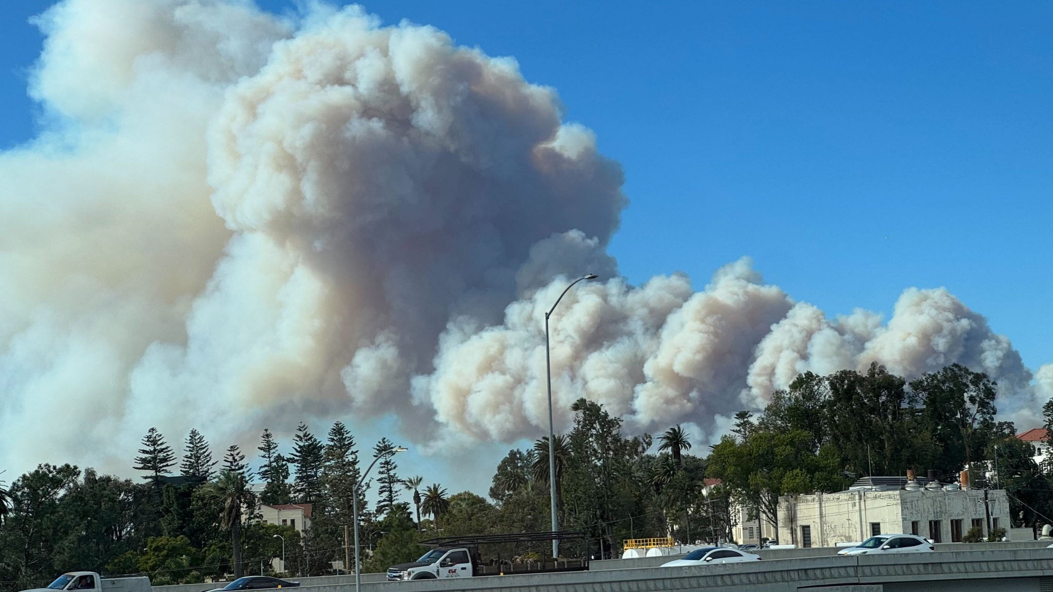 [UPDATE] Huge California Fire Forces Drivers To Ditch Cars. Watch A ...