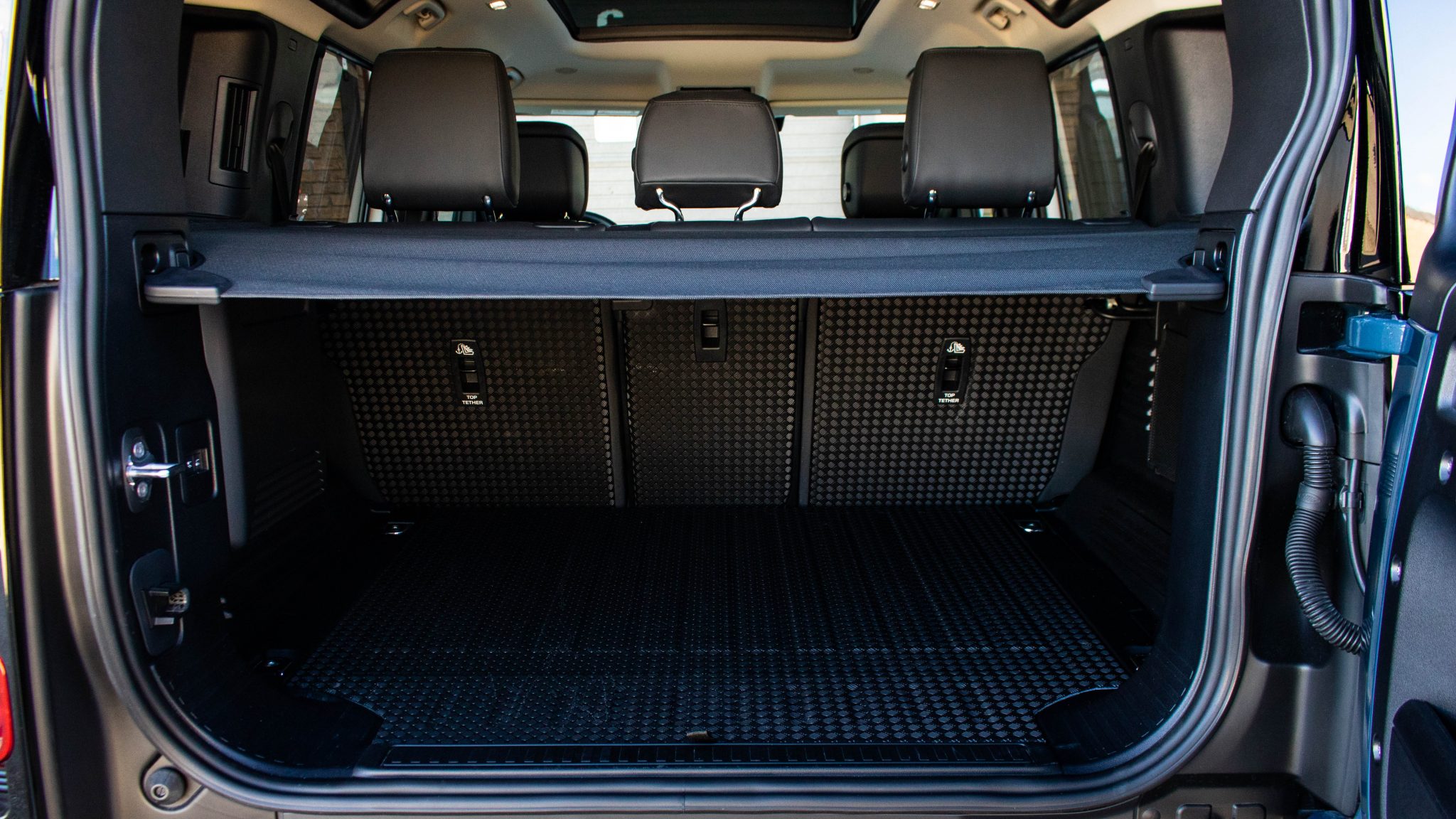 Here's Why The Supercharged V8 Land Rover Defender 110 SE P500 Is The ...