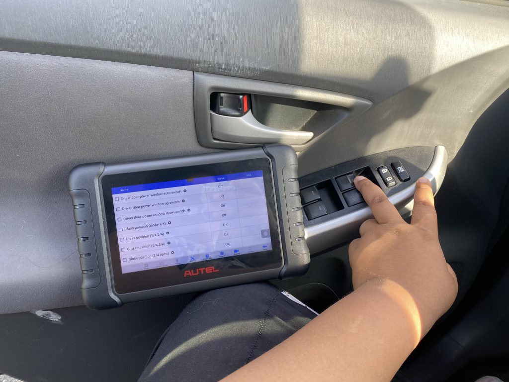 Using An Autel Diagnostic Scanner To Fix Broken Cars Is Like Having A ...