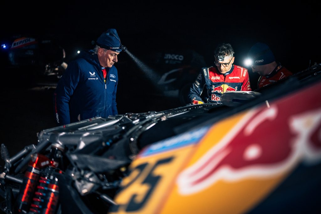 Ford Took Ridiculously Badass Photos Of The Dakar Rally So Let's Look ...