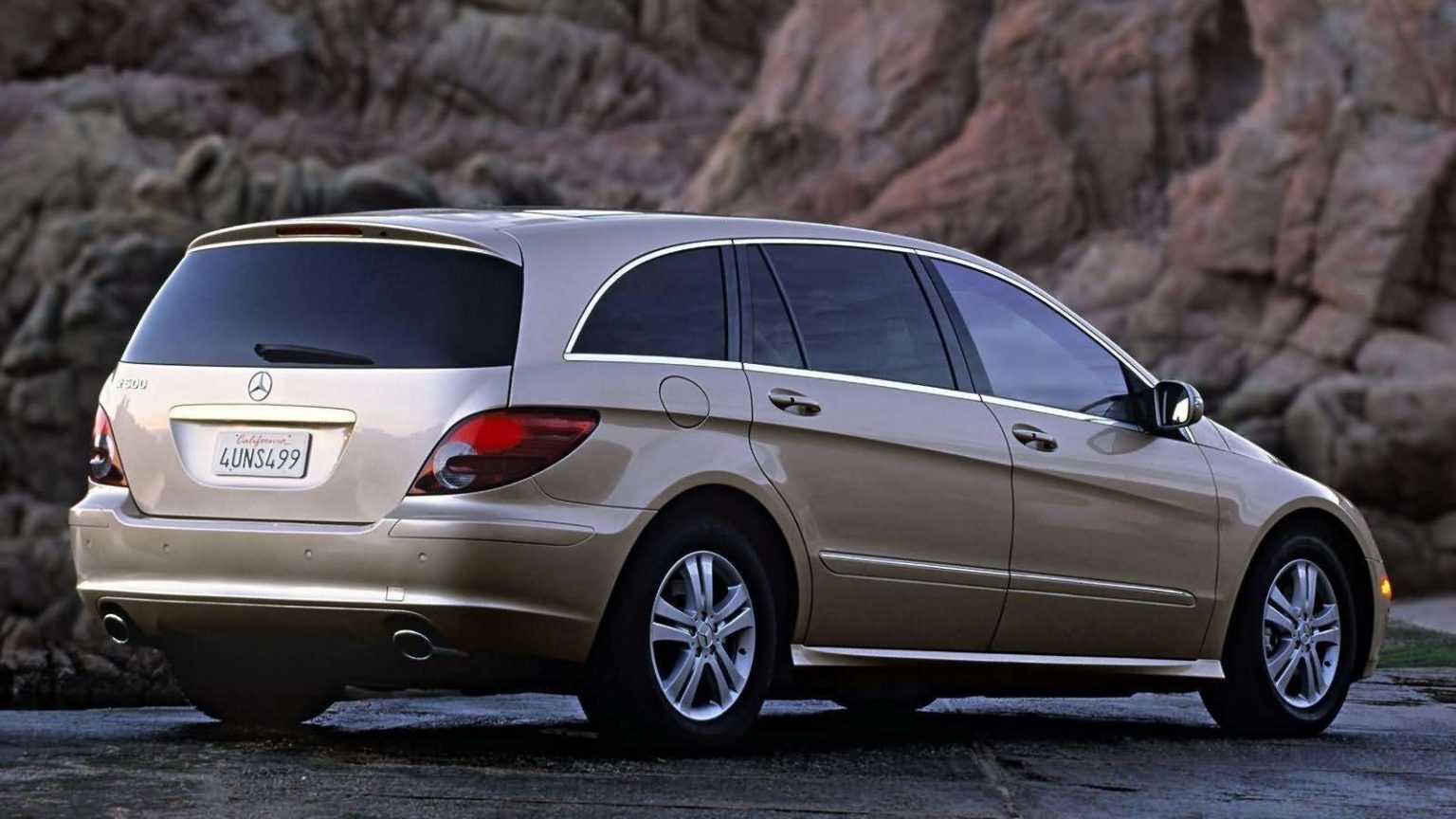 The Mercedes-Benz R500 Was A Rare V8 Minivan That Could Keep Up With A ...
