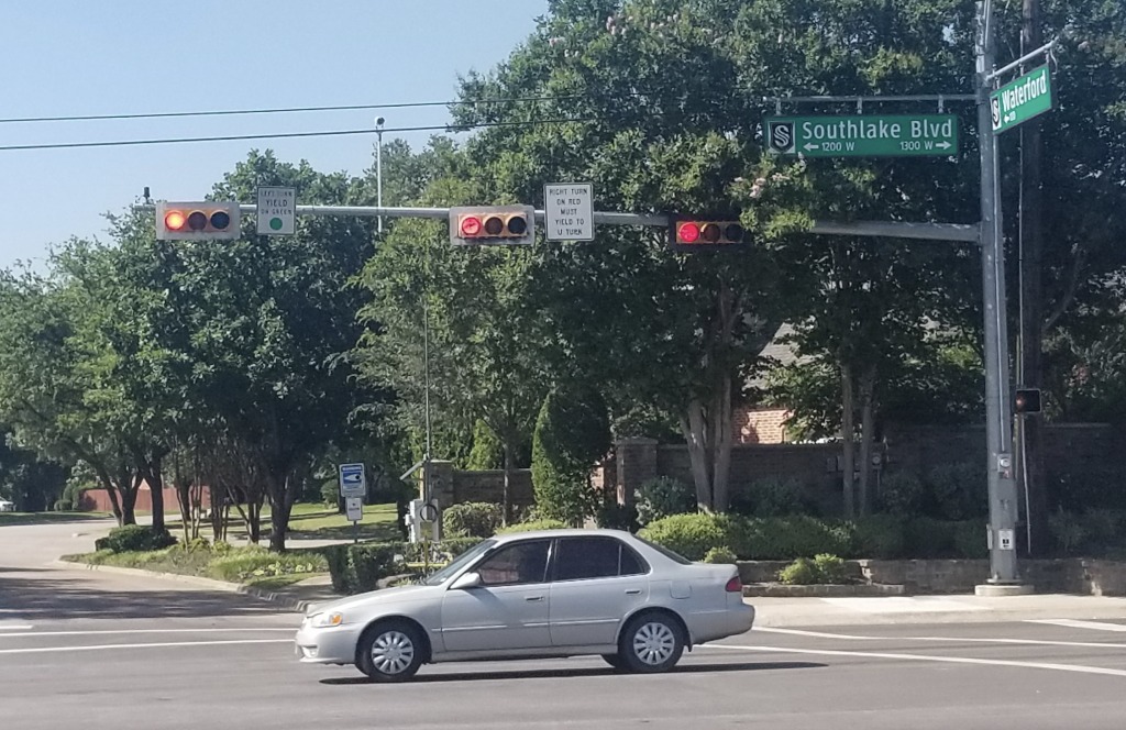 Here's The Official Reason Why Some Traffic Lights Are Horizontal And ...