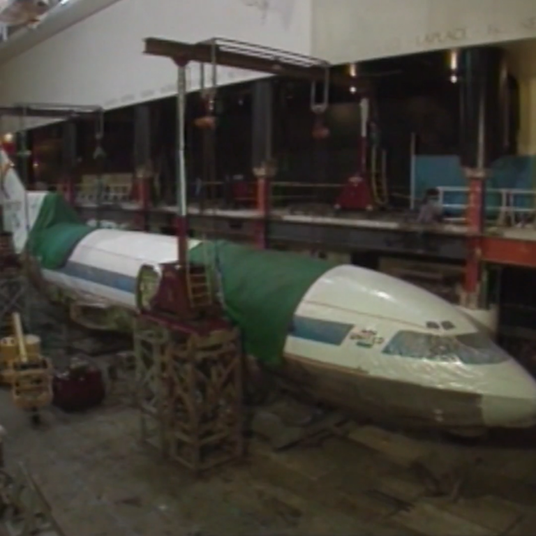 There's A Giant Plane In This Chicago Museum And How It Got There Was ...