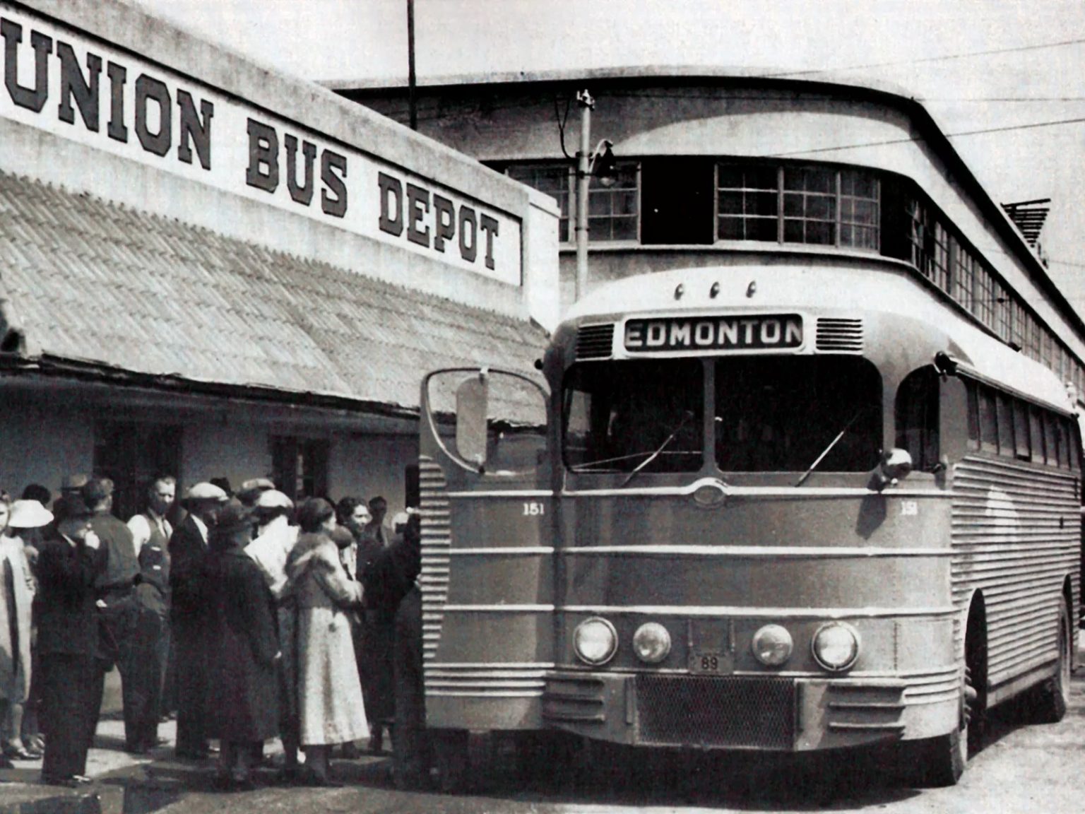 This Old Coach Bus Motorhome Has An Epic Interior That'll Make You Feel ...
