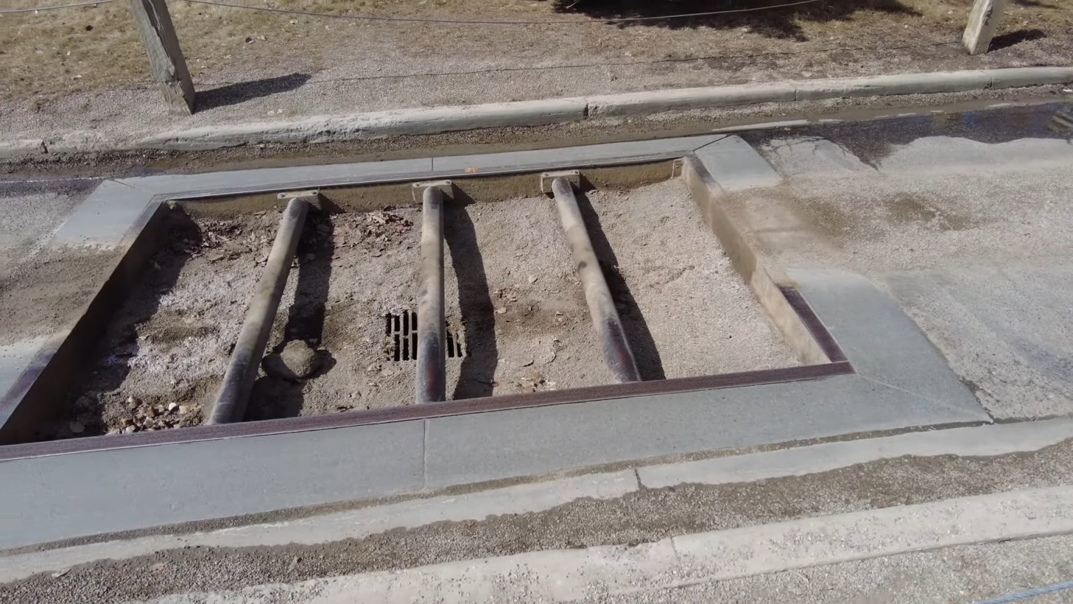 This City Tried Trapping Cars In Pits To Keep Them Out Of Bus Lanes ...